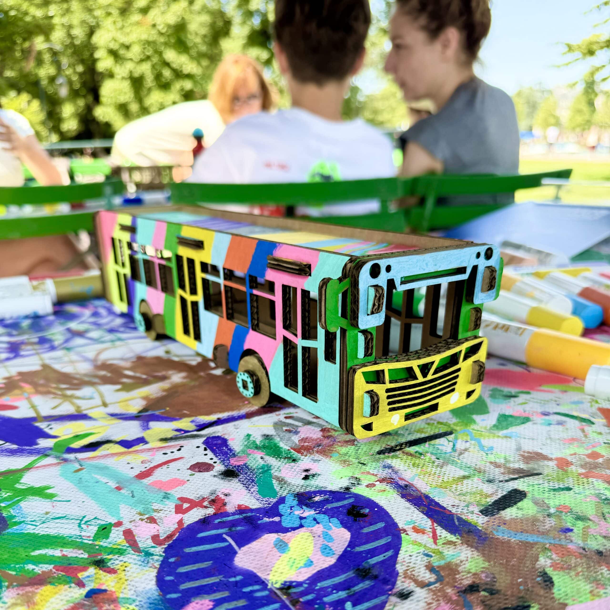 Ateliers Créatifs pour Enfants : Les Bus en Carton | Tonton Carton